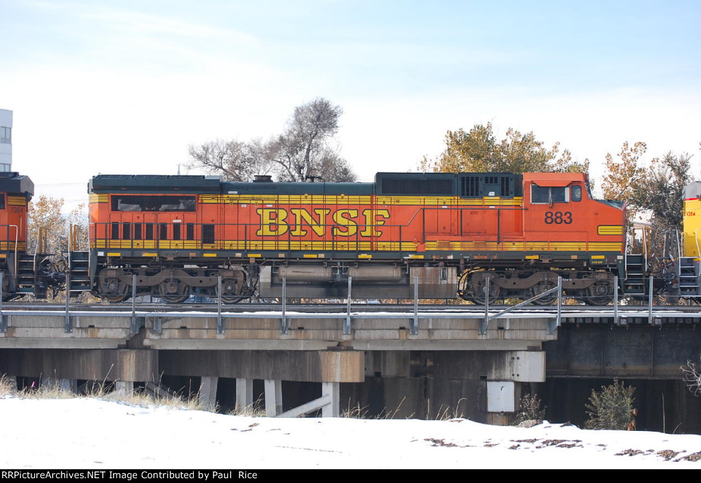 BNSF 883